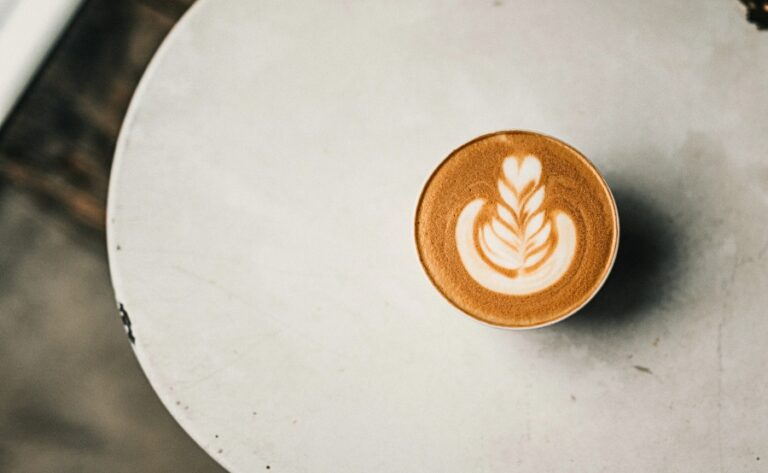 Professionelle Kaffeevollautomaten & Wasserspender für Firmen | Pleyce