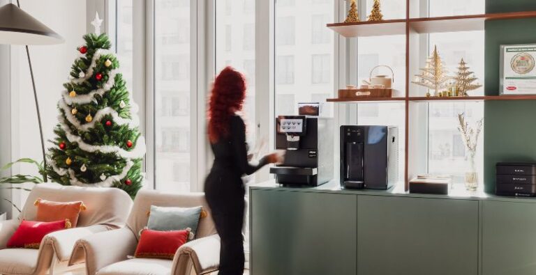 Professionelle Kaffeevollautomaten & Wasserspender für Firmen | Pleyce